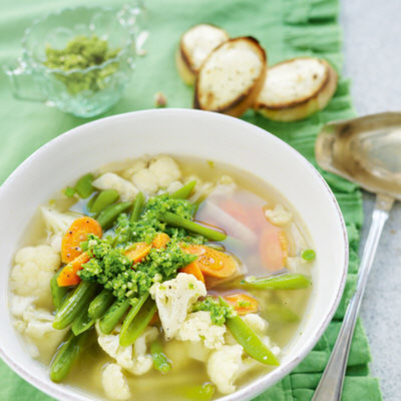 Klar grönsakssoppa med cashewpesto Recept Coop